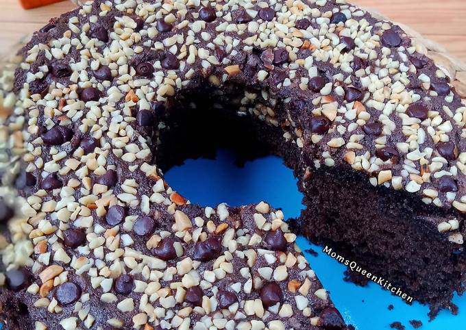 Resep Chocolate Cake topping with Choco Chips and Nuts oleh ...