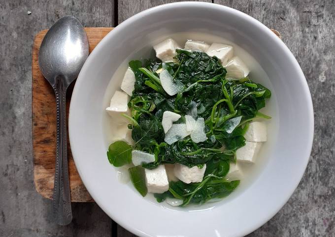 Resep Sayur bayam bening oleh Ade Oktrina Rahmi - Cookpad