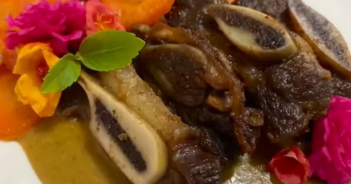 Costillas De Res Confitadas Acompañadas De Una Salsa De Guaje Con Vino ...