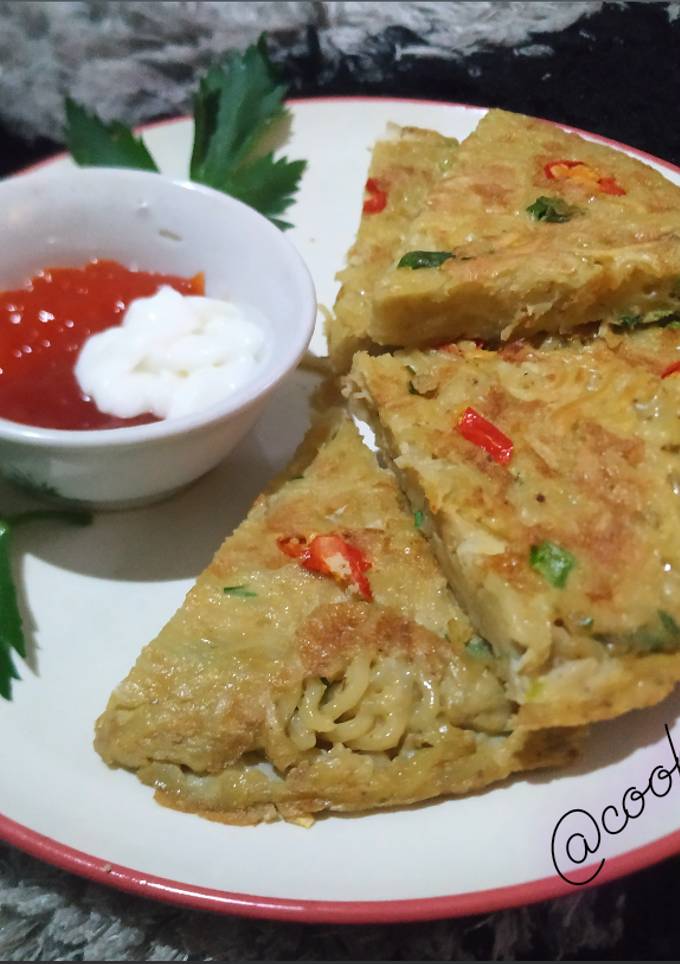 Resep Omelet Mie (Pizza Mie) oleh Cooking Vera - Cookpad