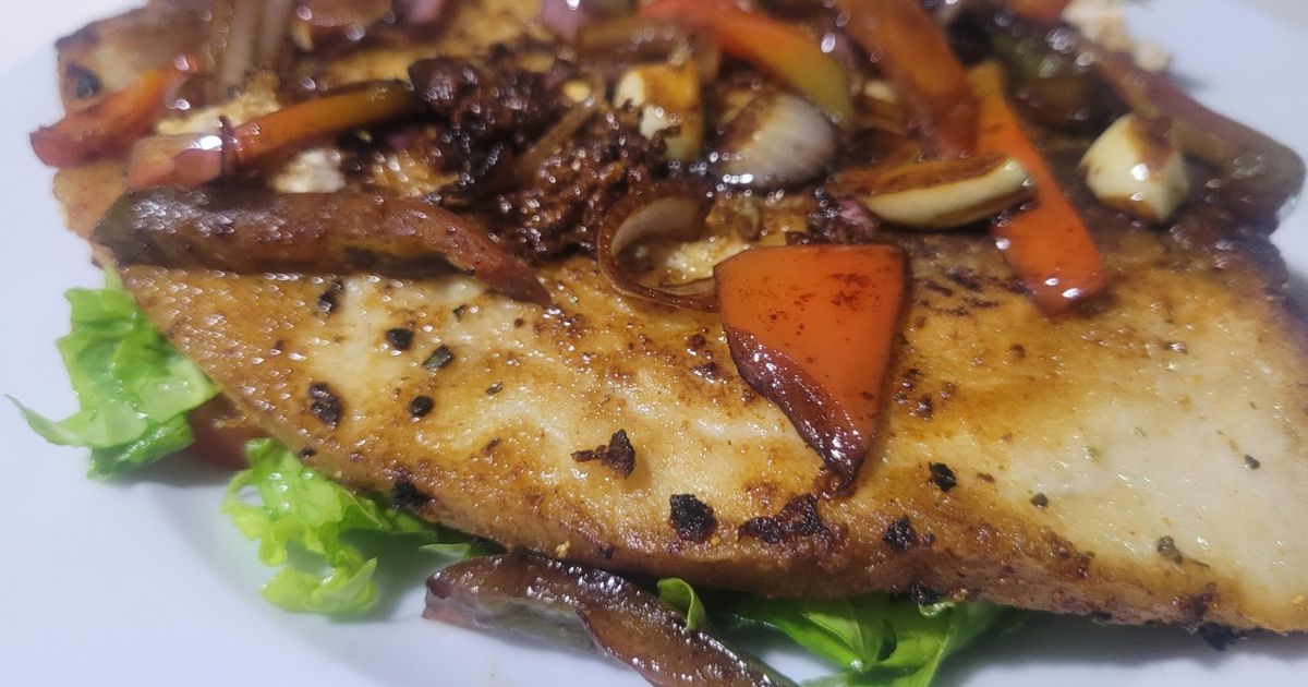 Filete De Pescado Salteado Con Pimiento, Sobre Lecho De Tomato Y ...