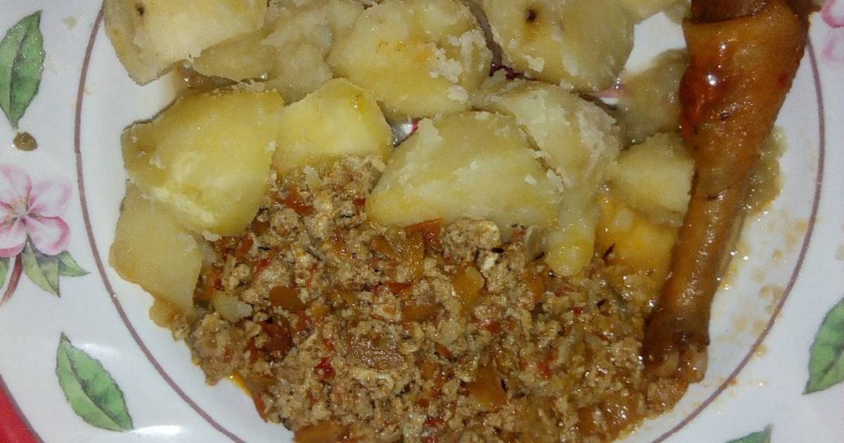 Dafaffen dankali me sauce da kaza girki daga Salamatu Labaran - Cookpad