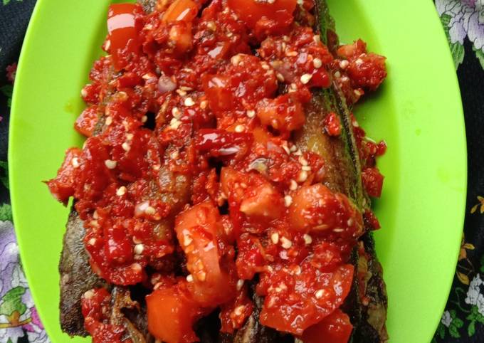 Resep Lele Sambal Pecak oleh Mama Kafa - Cookpad
