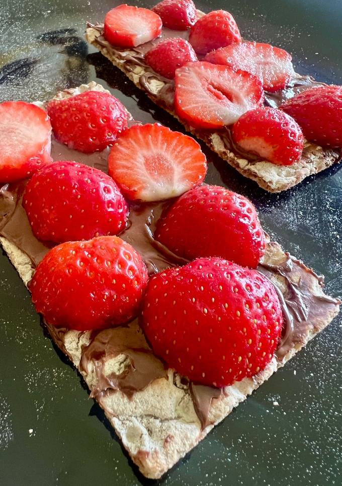 Cách Làm Món Snack Giữa Ngày Với Cracker, Nutela Và Dâu Tây của Emily ...