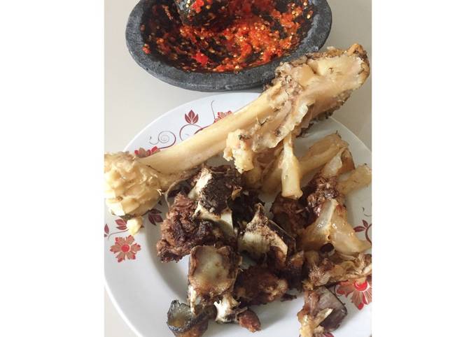 Resep Iga Sapi Goreng Sambal Cobek ala Saila oleh Saila Dhiyaul Haq ...