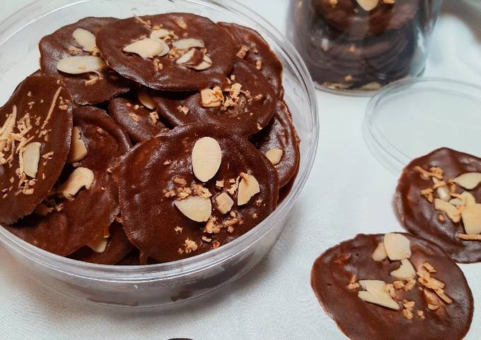 Resep Almond Crispy Choco oleh adisti - Cookpad