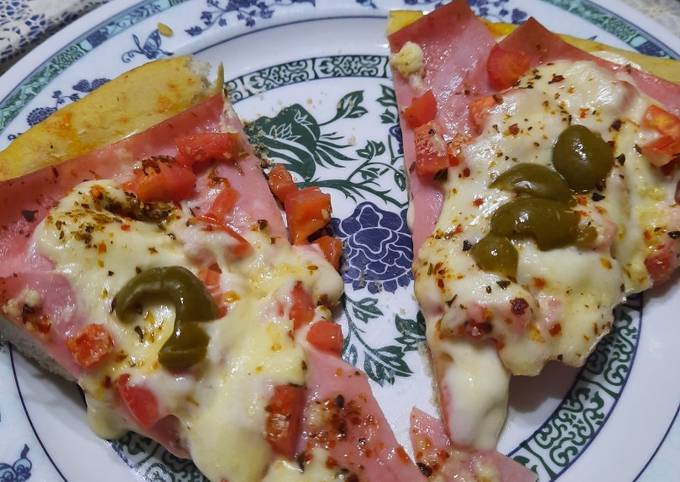 Pizza con tomate picado, jamón, queso y olivas Receta de La profe Luisa ...