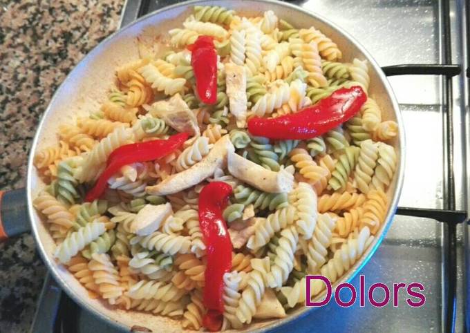 Pasta tricolor con pollo, rápidos de hacer Receta de Dolors Conti- Cookpad