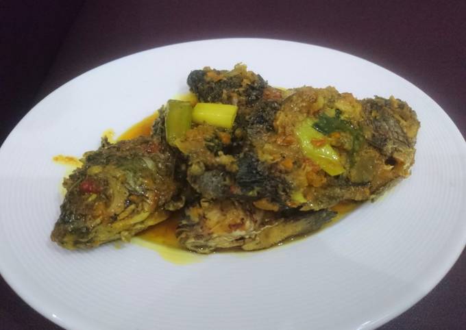 Resep Ikan bumbu kuning versi simple 😄 oleh Foetti Annisa - Cookpad