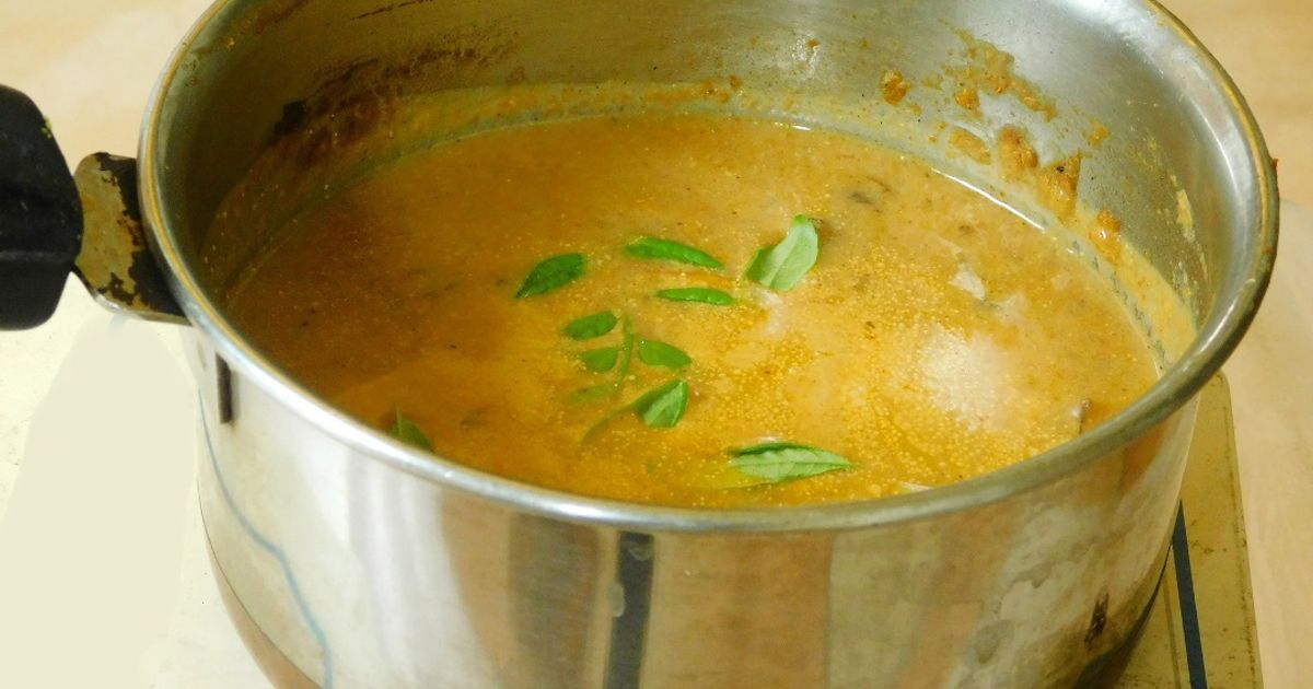 Vaththal Kuzhambu With Brinjal And Sundaikkai Vaththals Recipe by ...