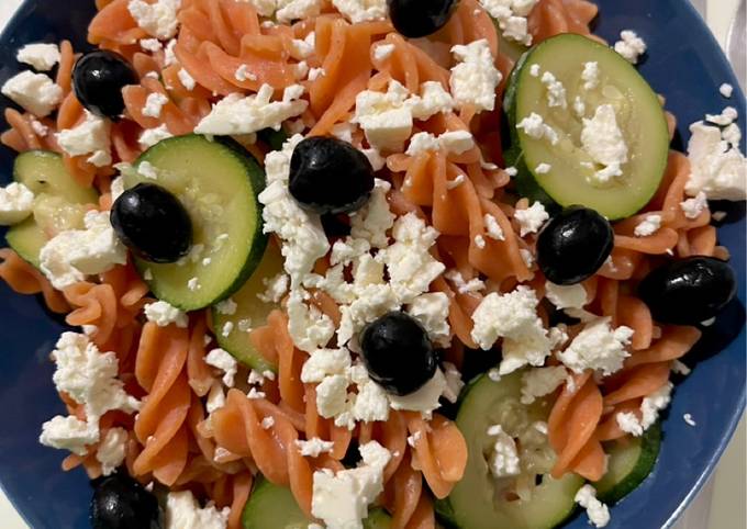 Ricetta Pasta di lenticchie rosse con zucchine, olive nere e formaggio ...