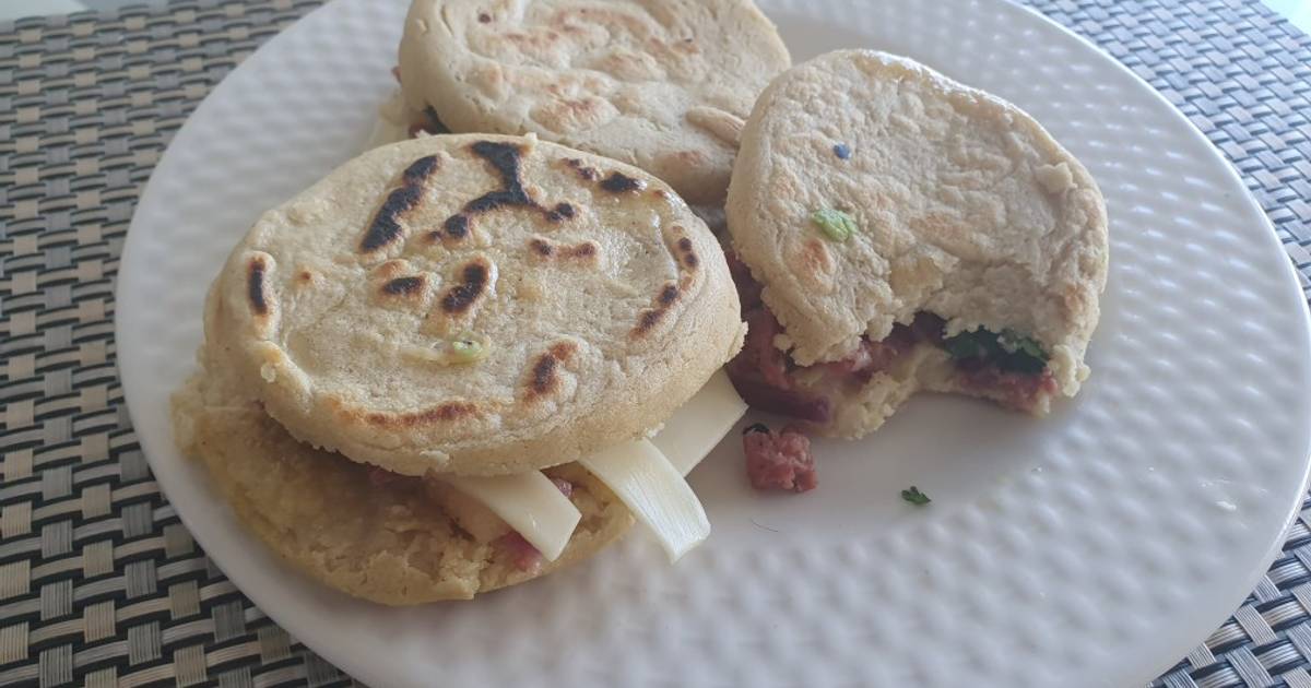 Arepas con chorizo Receta de Mavel War. 👩🏻‍🍳- Cookpad