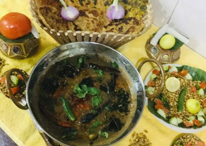 Matki Chi Usal (Moth Dal Curry) Recipe by Sadhana Mohindra - Cookpad