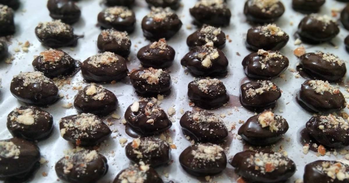 Dates-Badam Chocolate Recipe by Bina Anjaria - Cookpad