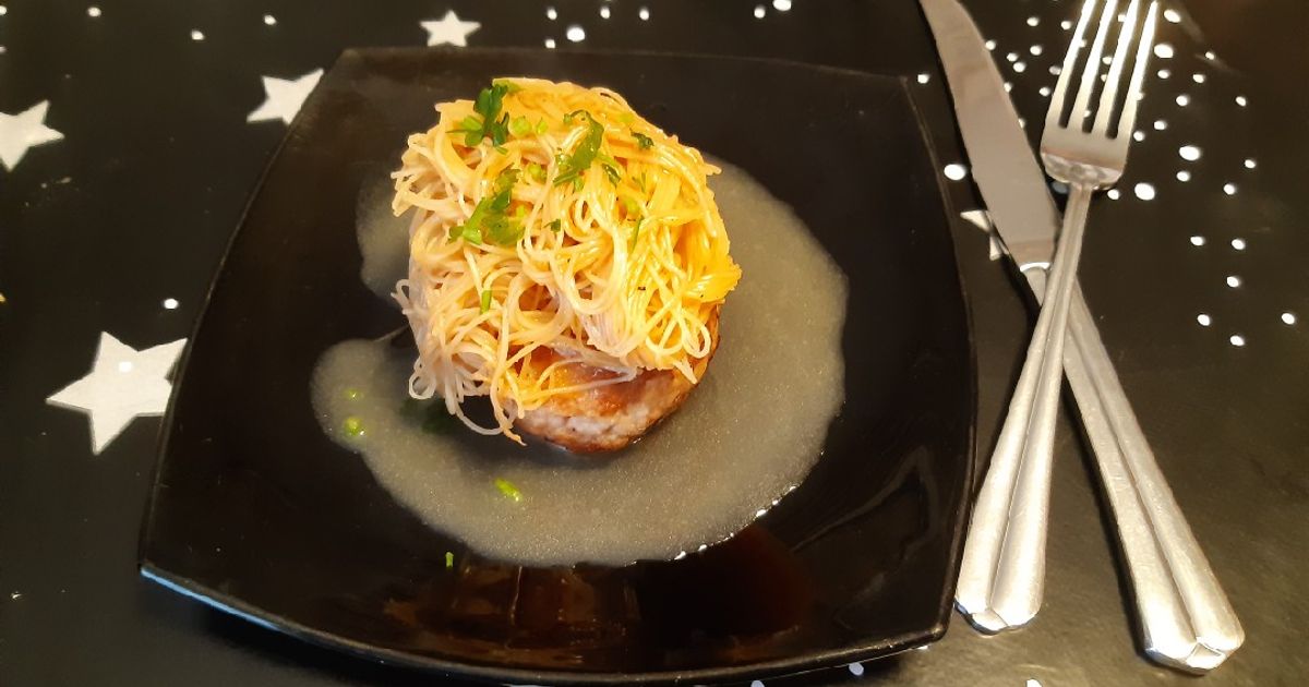 Noodles De Arroz Y Filete Ruso Relleno Receta de Guiyermo Martinez- Cookpad