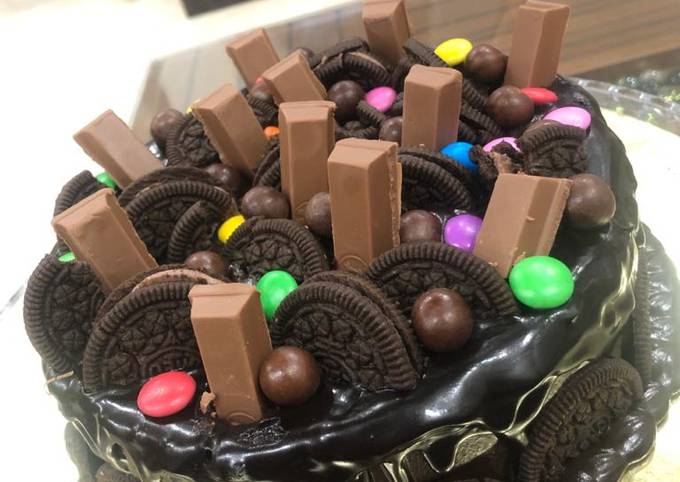 Overloaded Chocolate Cake Recipe by Tushita Kharbanda - Cookpad