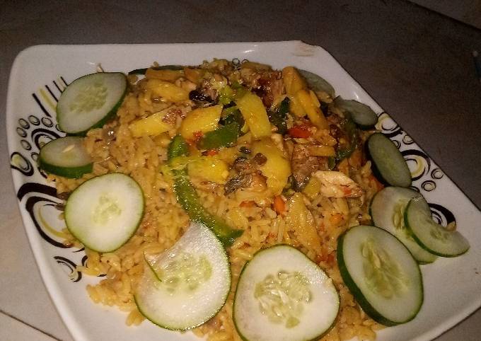 Jollof rice with fried Irish and fish sauce Recipe by Aisha Shehu - Cookpad