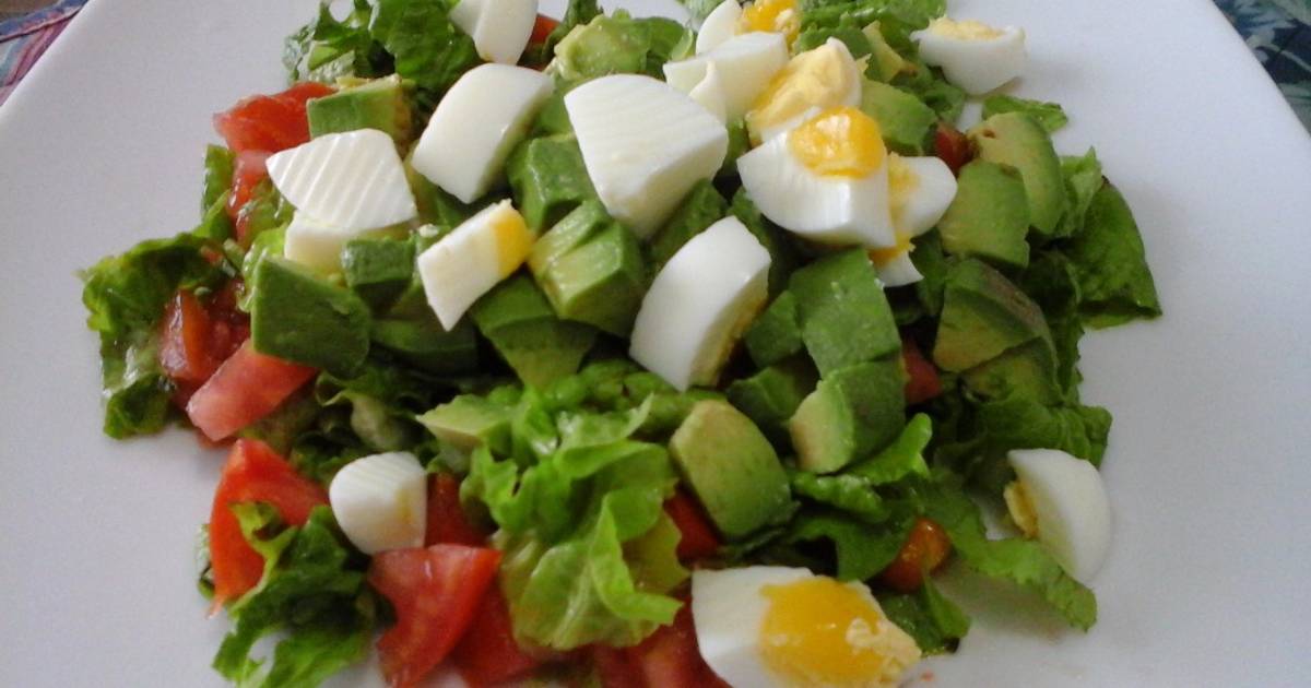 Ensalada con palta, tomate, lechuga y huevo Receta de Carolina Velandia ...