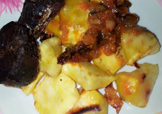 Soyayyen dankalin hausa da sauce girki daga Ummu Muhammad - Cookpad Soyayyen dankalin hausa da sauce girki daga Ummu Muhammad - Cookpad