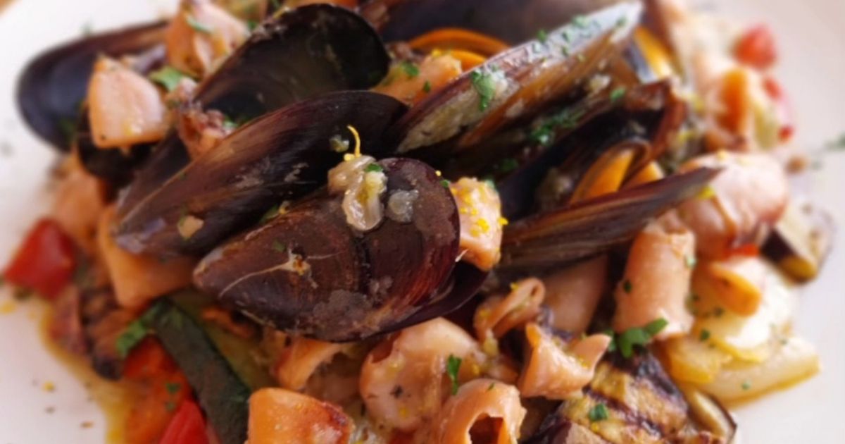 Calamar Troceado En Salsa Con Mejillones Y Base De Verduras A La Brasa ...