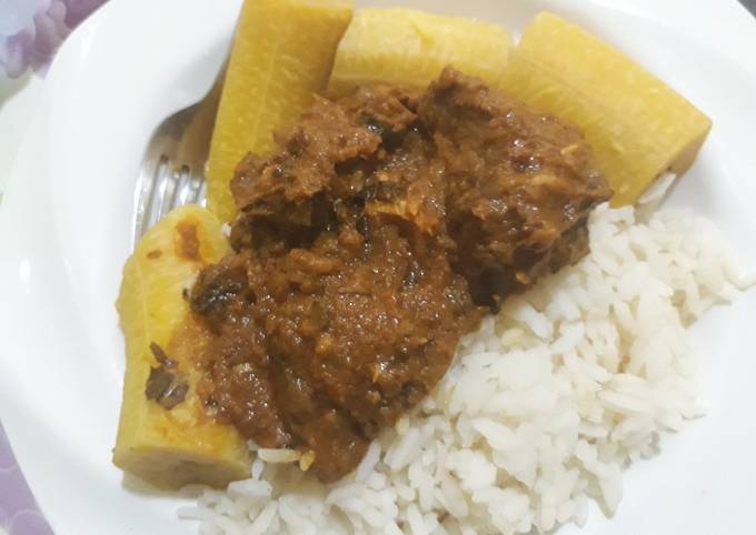 Rice with groundnut sauce and boiled plantain Recipe by Enwere ovia ...