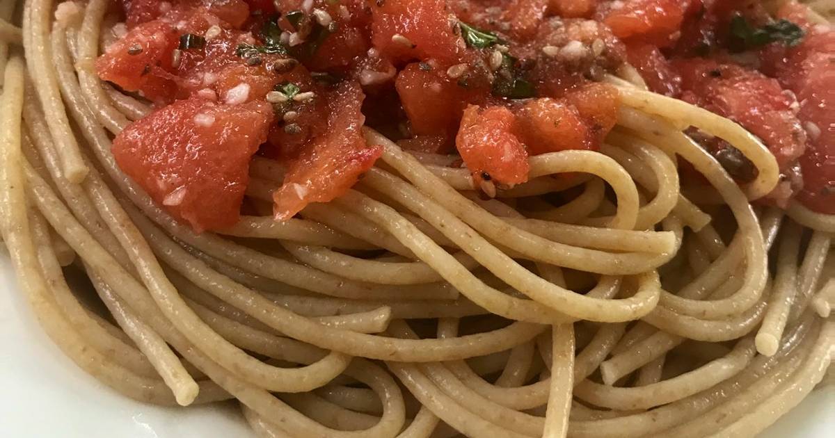 Fideos integrales con tomate y albahaca 🍅🌱 Receta de Alexia - Cookpad