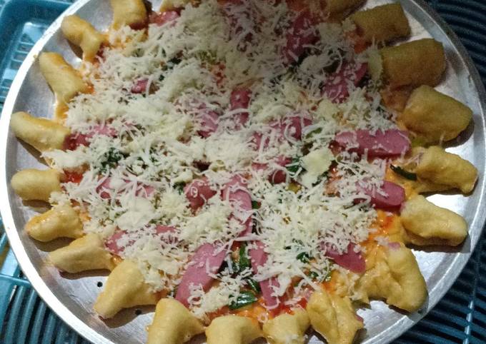 Resep Pizza Topping Sosis oleh Prima Moo - Cookpad