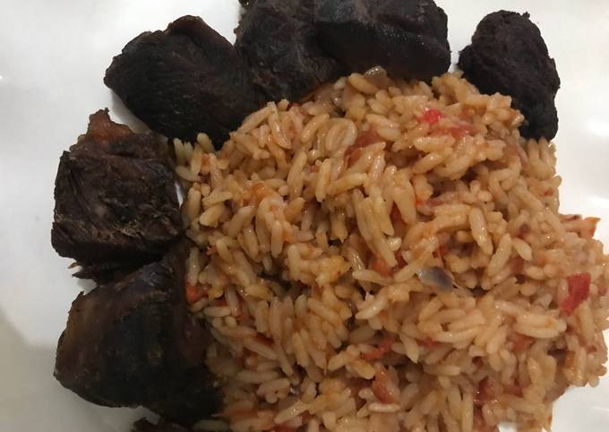 Jollof rice with fried beef Recipe by Mira - Cookpad