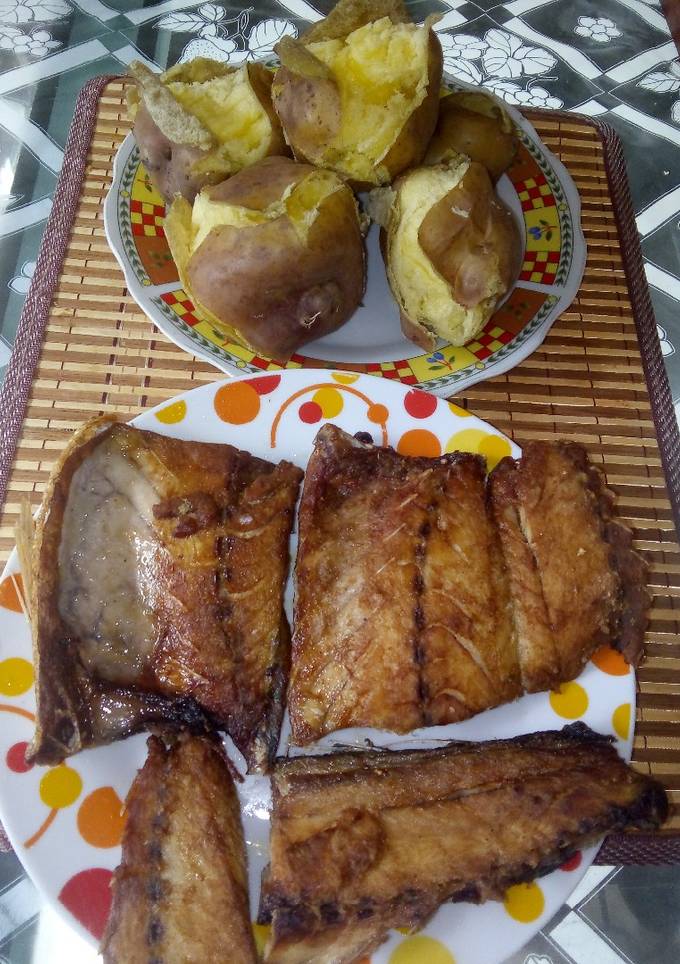 Pescado jurel frito con papas arenosas Receta de Mercedes Huaman Flores ...