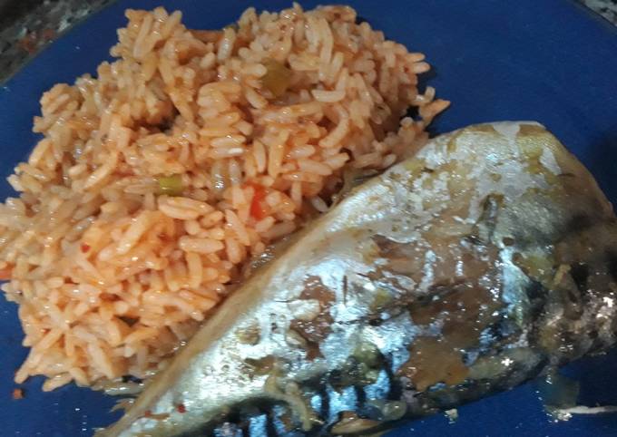 Jollof rice with fried fish Recipe by Sandra Ogbeide - Cookpad