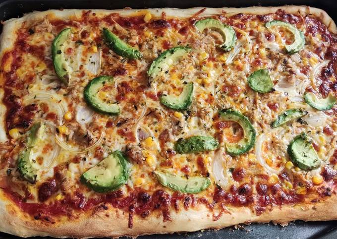 Pizza con aguacate, atún, maíz y cebolla 😋 Receta de Mar GM- Cookpad
