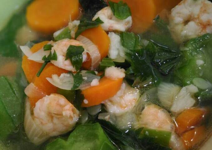 Resep Sup oyong wortel kaldu udang oleh Esti Pratama Dewi - Cookpad