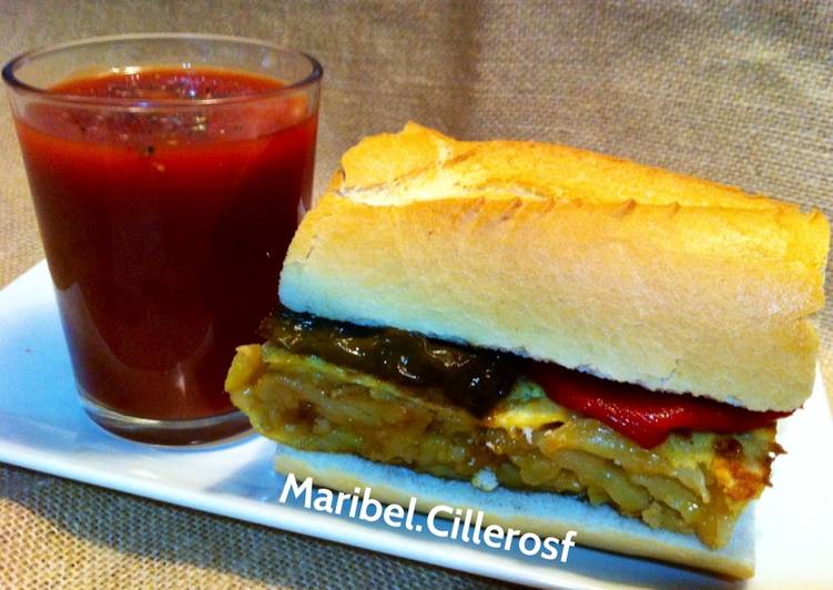 Bocadillo de tortilla Española con pimientos fritos+Zumo de tomate ... Bocadillo de tortilla Española con pimientos fritos+Zumo de tomate ...