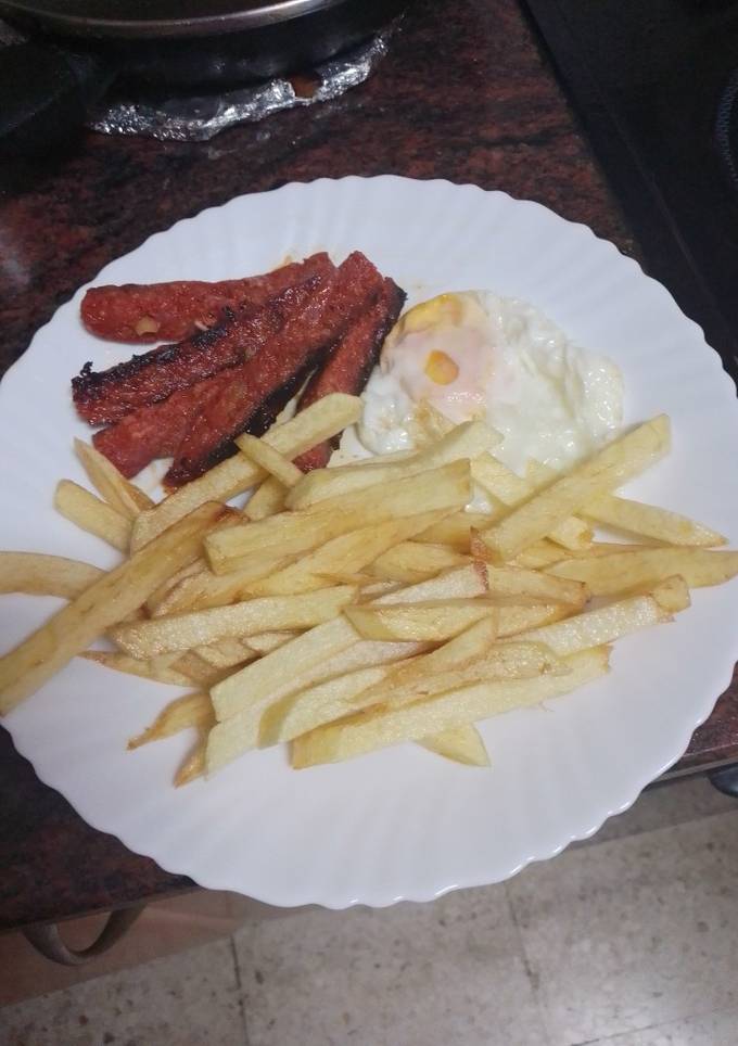 Papas fritas con huevo frito y chorizo Receta de Ariel Santisteban Peña ...