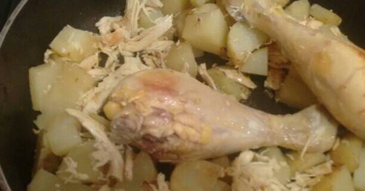 Pollo frito con patatas en aceite de ajo.ॐ Receta de María Carmen - Cookpad