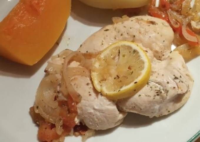 Pechugas con cebolla-tomate con guarnición Receta de Gabriel- Cookpad