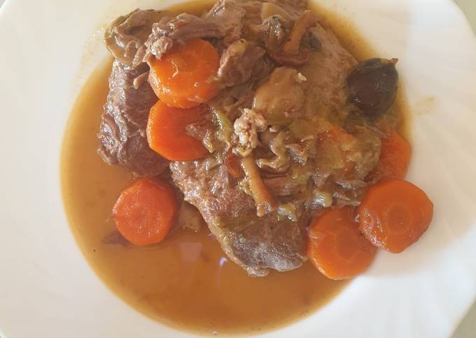 Carrilladas de cerdo con setas, almendras y caldo de huesos Receta de ...