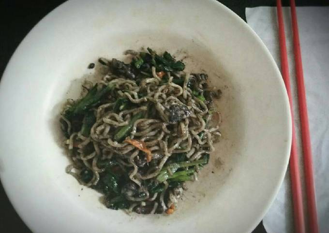 Resep Mie goreng hitam tinta cumi oleh dyan ardani - Cookpad