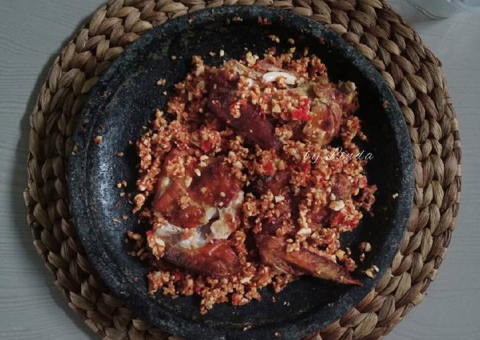 Resep Ayam Gepuk ala Pak Gembus oleh Linda - Cookpad