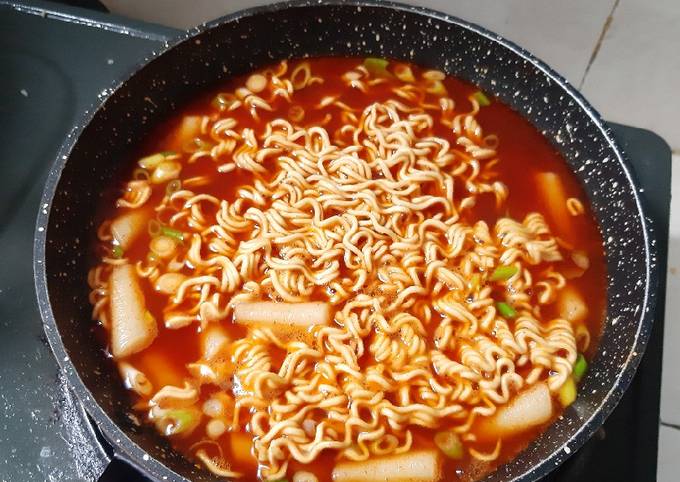 Resep Tok-poki with Ramyeon oleh Dea Yosiana - Cookpad