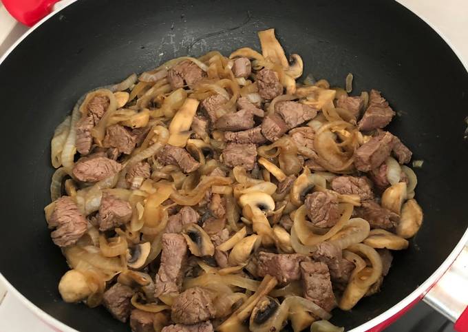 Iscas de filé acebolado com cogumelos Receita por Andreia Matos - Cookpad