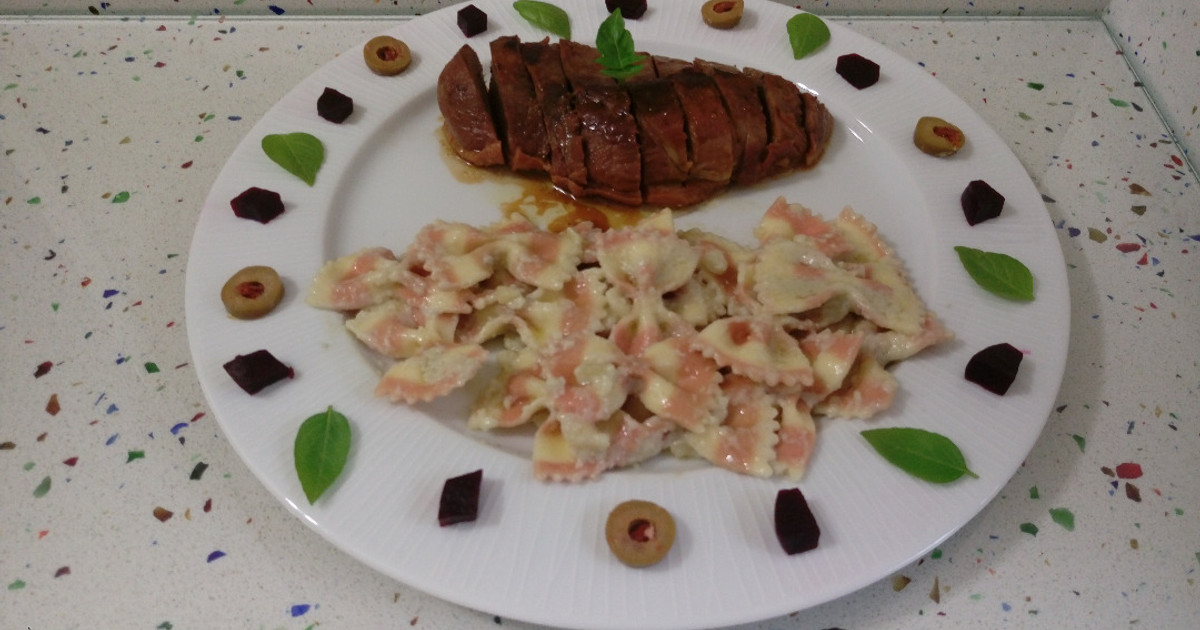 Pasta Farfalle Rossa Con Roquefort Y Pechuga De Pato Con Miel Y Oporto ...