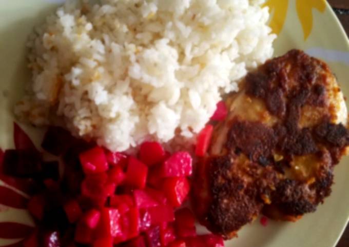 Filete de pescado apanado con arroz blanco y ensalada de colores Receta ...