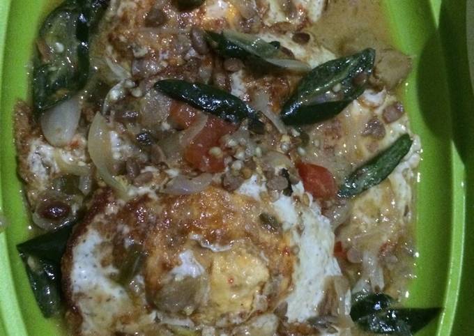 Resep Telor bumbu tauco oleh iin inayah - Cookpad