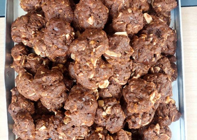 Resep Choco Almond Corn Flakes Cookies oleh Lay's Kitchen - Cookpad