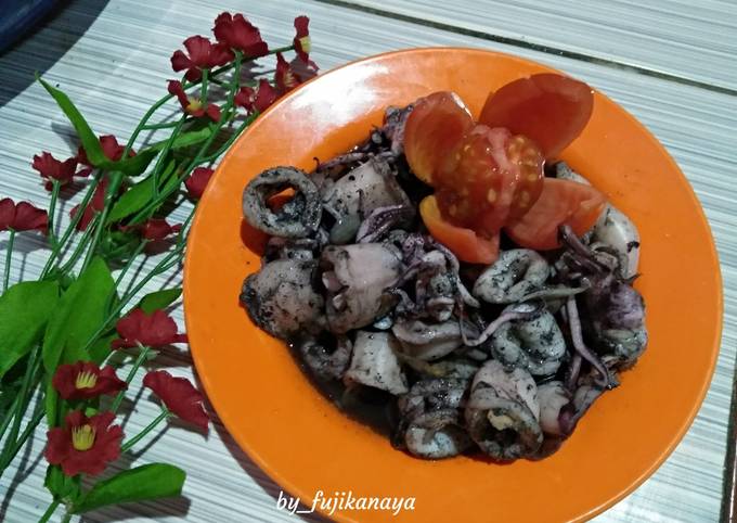 Resep Cumi hitam simple oleh Fuji Kanaya - Cookpad