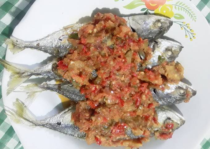 Resep Ikan Gembung Rebus Sambal oleh SaRa visRie - Cookpad