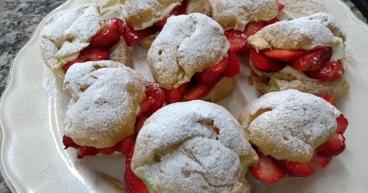 Bombas Con Crema Chantilly Y Frutillas Receta de Maria Beatriz Perez
