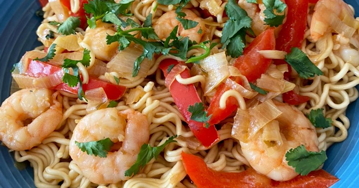Nouilles De Blé Sautées Aux Crevettes & Aux Légumes Avec Une Sauce ...