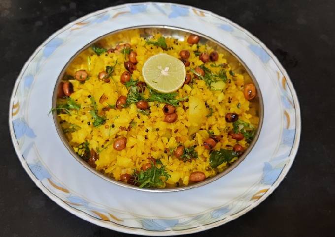 Batata poha Recipe by Varsha Narayankar - Cookpad